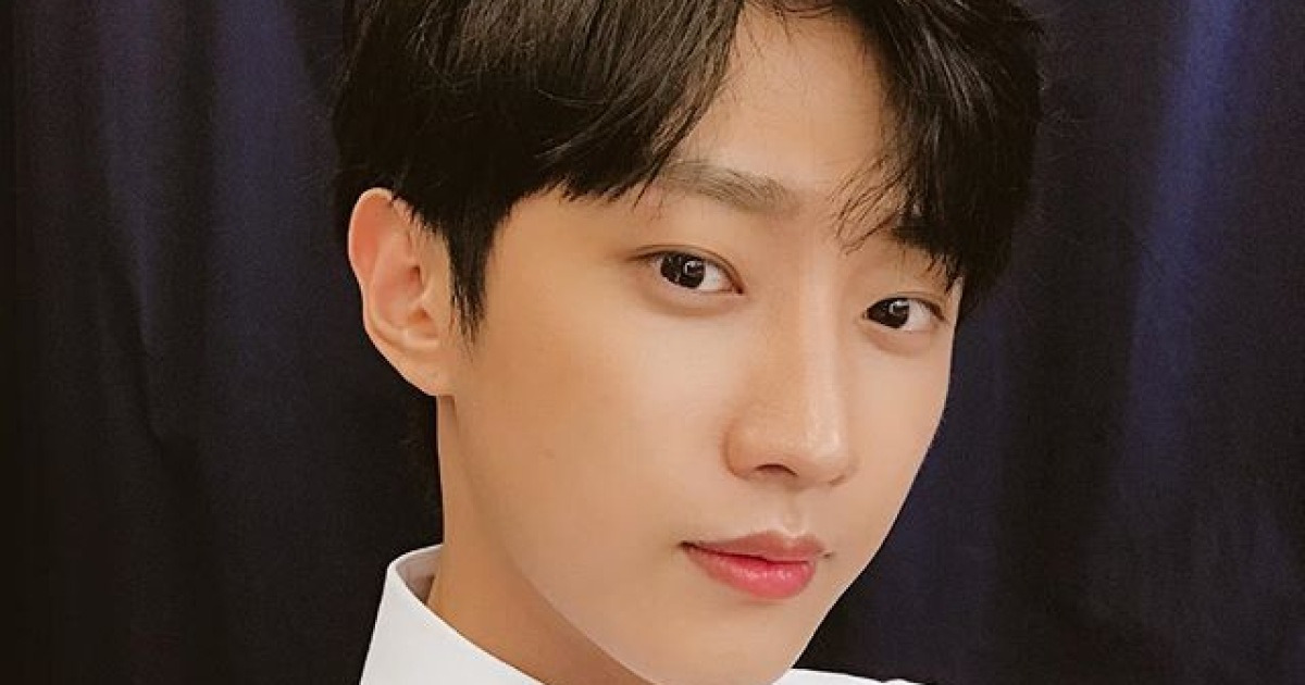 '우리가 계절이라면' B1A4 진영, 본방사수 셀카 "수트 입으니 더 완벽하네"