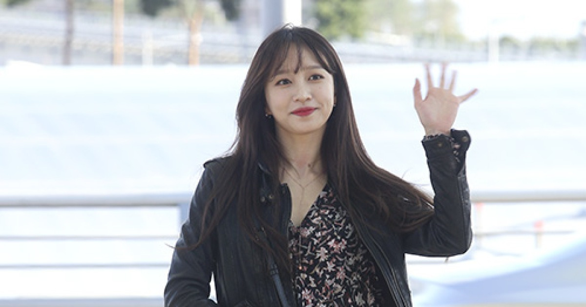 [bnt포토] 이엑스아이디 하니 '에너지 넘치는 손인사'