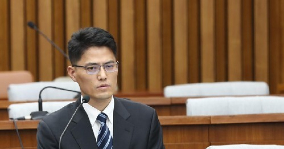 대법원장 후보자 자리 바라보는 오현석 판사