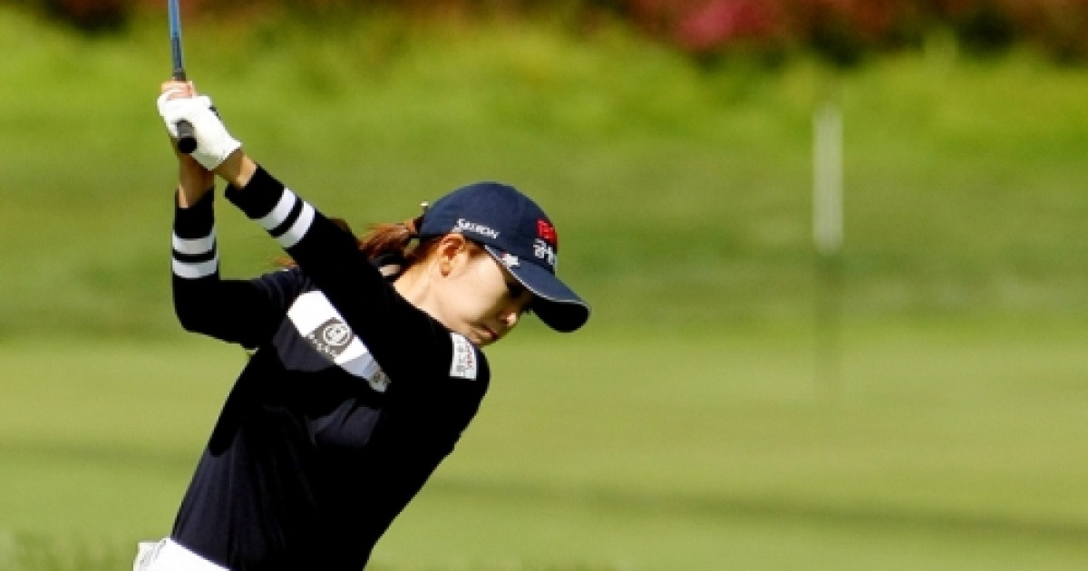 핀을 겨냥한 김지희 프로의 빈틈 없는 샷 [KLPGA BMW레이디스챔피언십]