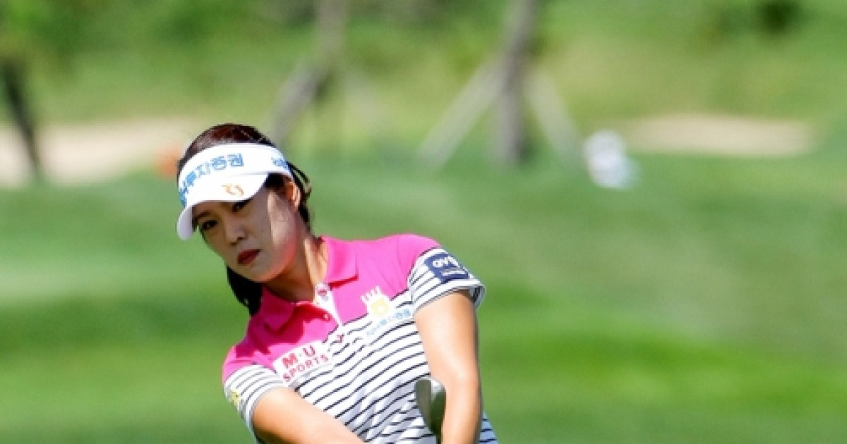 '시즌 첫 승에 다가선' 이승현 프로의 정교한 어프로치샷 [KLPGA BMW레이디스챔피언십]