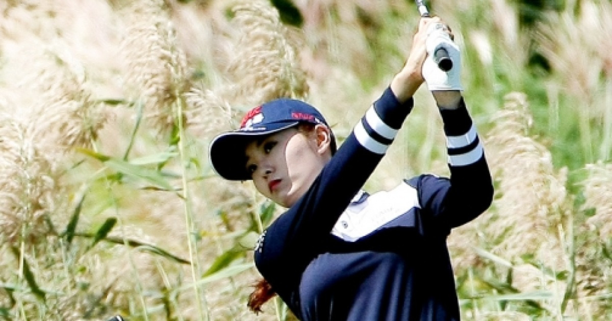 1타차 공동 2위 김지희, 첫 우승에 도전장 [KLPGA BMW레이디스챔피언십]