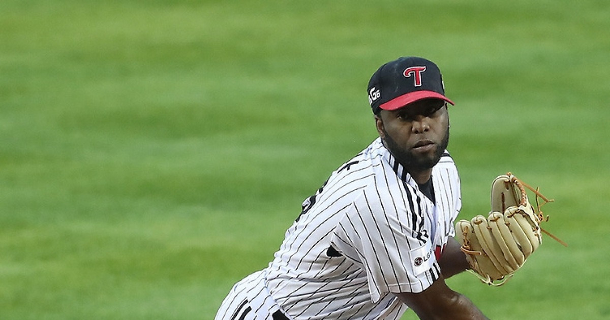 '3벌의 유니폼' 소사, KBO 1000이닝 돌파의 의미