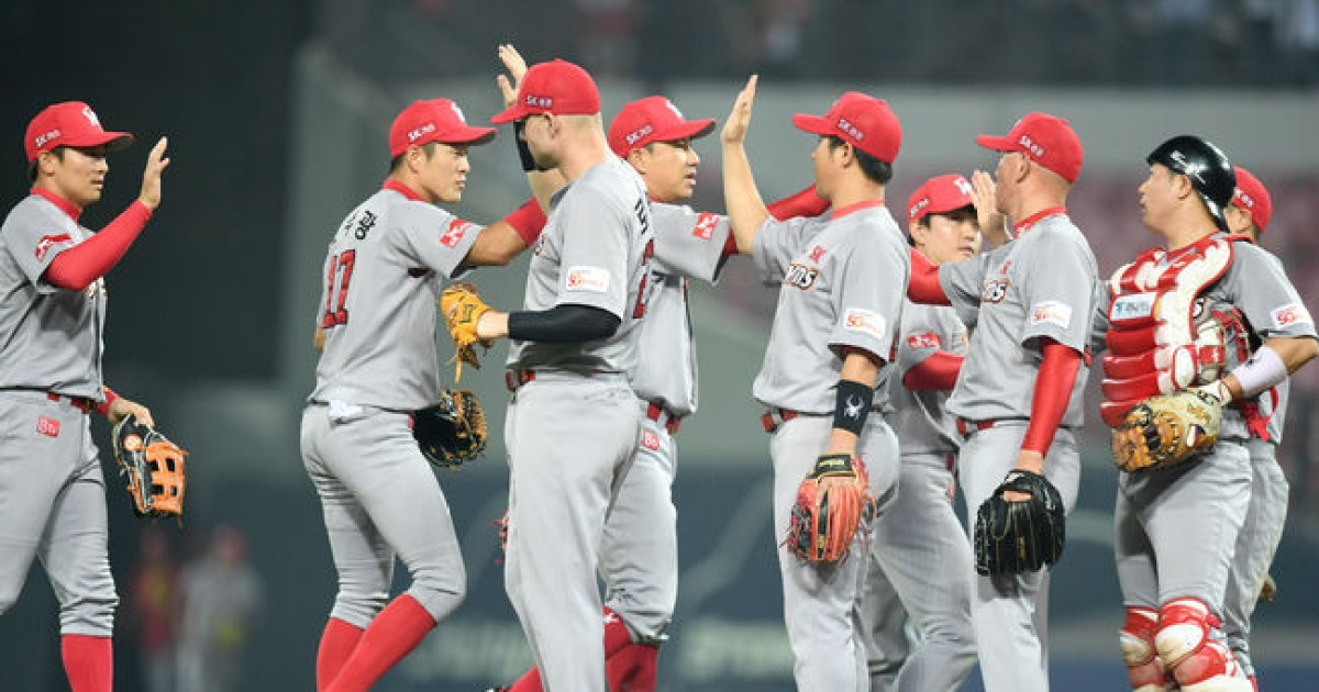 '정의윤+로맥 투런포' 5위 SK, KIA에 2연승.. 5위 굳히기