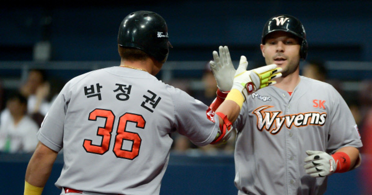 SK, KIA에 2연전 스윕..LG와 5위 싸움 경우의 수는?