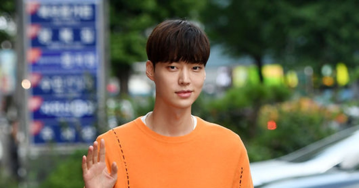 [사진]안재현 손 인사하며 다만세 종방연 참석