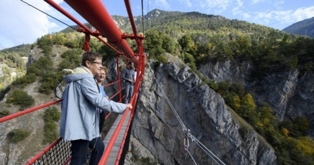 SWITZERLAND SPIDER BRIDGE BUNGEE JUMPING