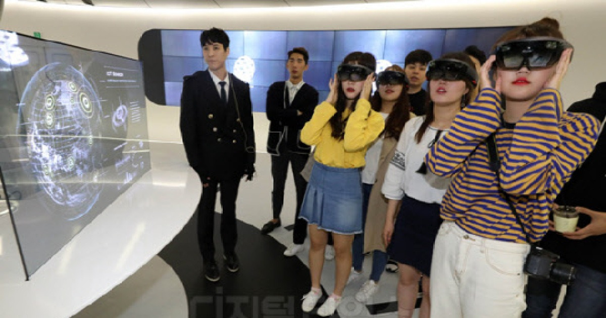 "VR로 미래도시 체험해요".. SKT '티움' 재개관