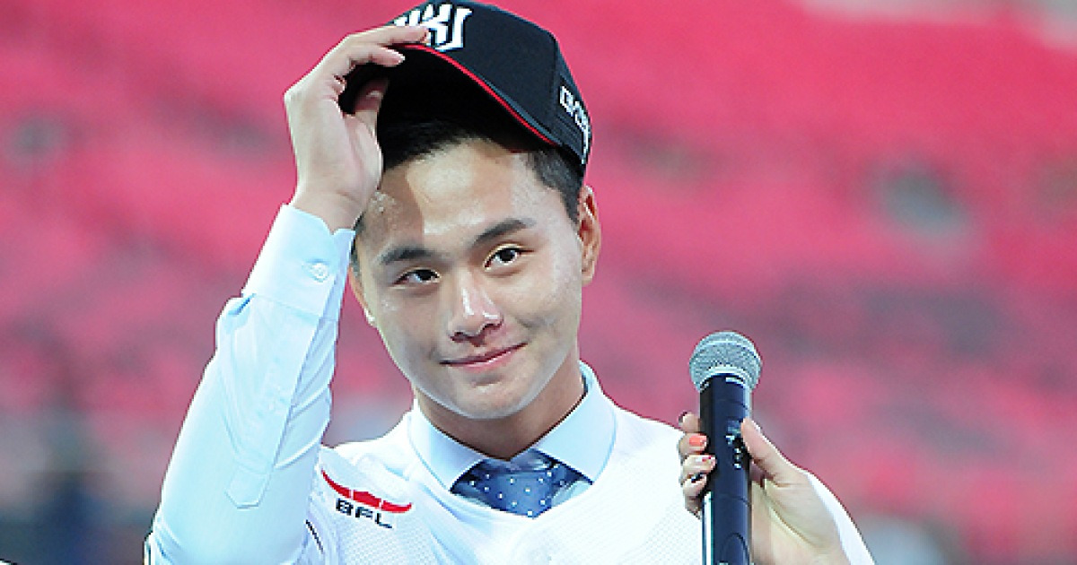 [MD포토] kt 1차지명 김민 '모자를 벗고 홈팬들을 향해 인사'