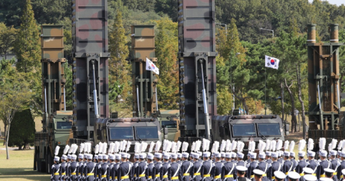 첫 공개된 현무-2C 미사일, 신형 발사차량도 선보여