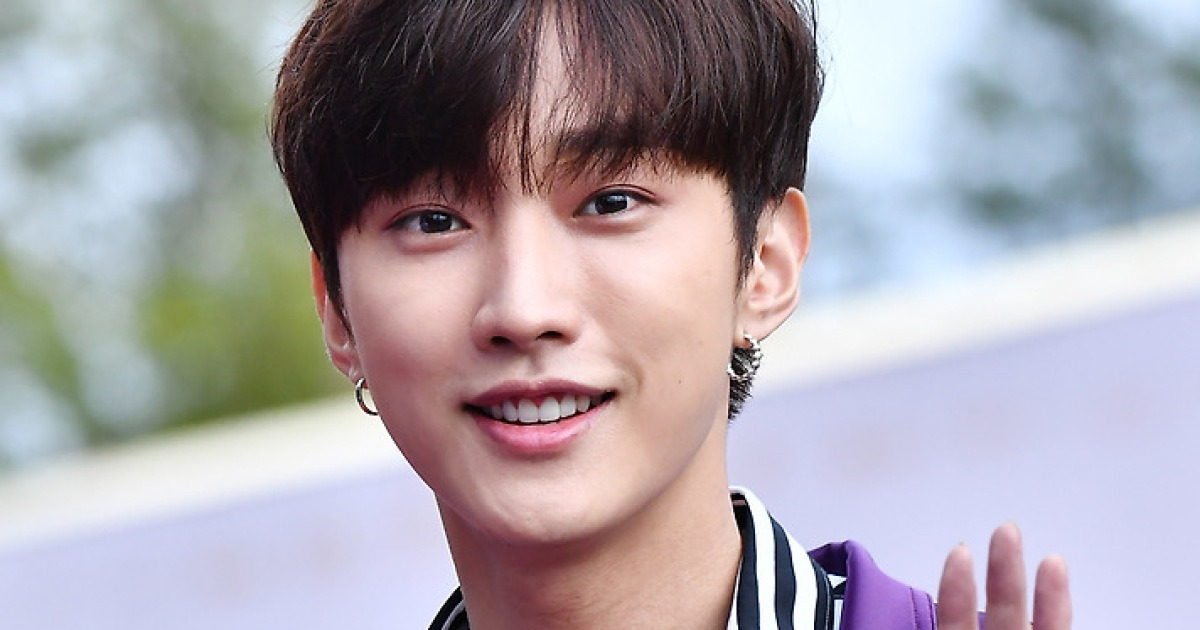 [포토엔HD]B1A4 진영 '여심 녹이는 손인사'