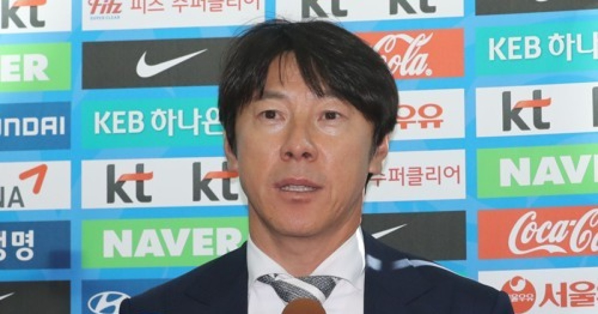 인터뷰하는 신태용 감독