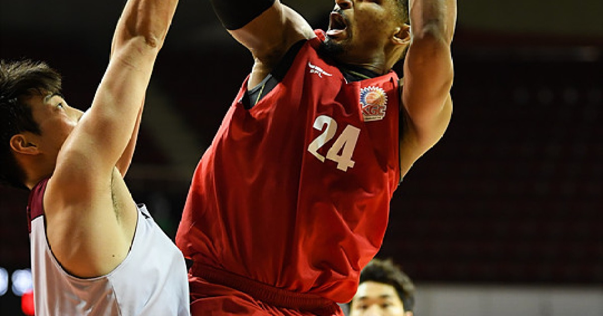 [JB포토] KGC 이페브라 '몸을 비틀며 골밑 공격'