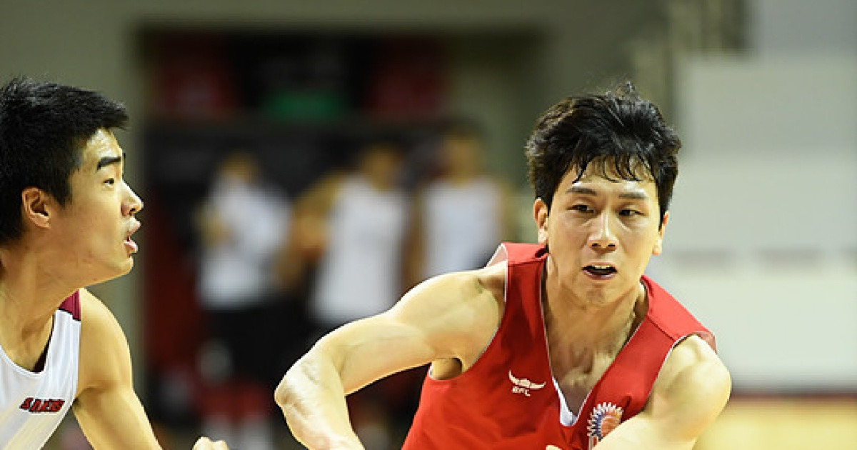 [JB포토] 패스 내주는 KGC 김기윤