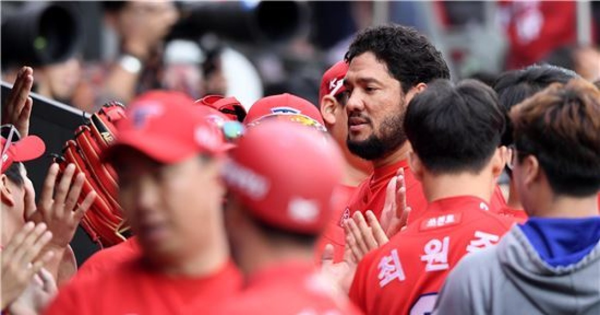 'V11을 향해' KIA, 8년 만에 정규리그 왕좌 등극