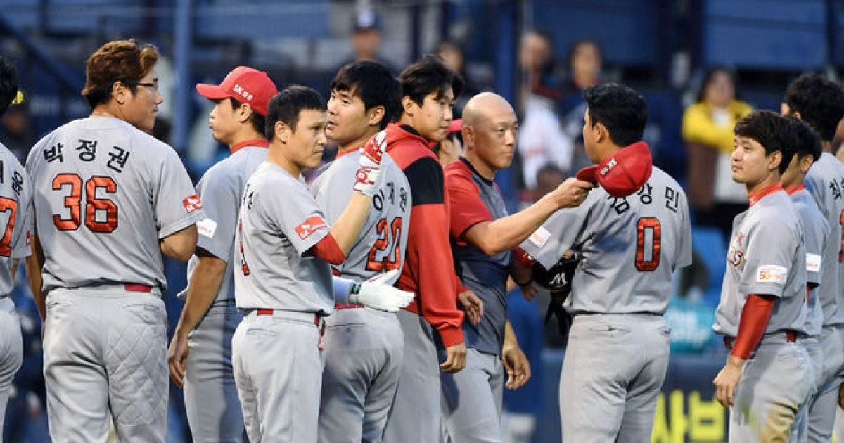 [사진]SK,'NC 준PO 진출 축하해'