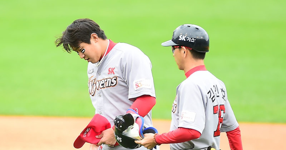 [WC1] SK 김동엽, 파울 타구에 발 맞고 정진기로 교체
