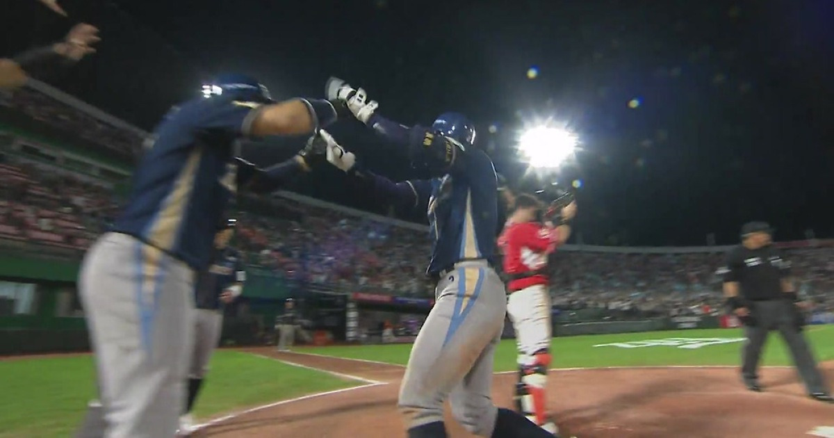 '권희동 결승타·모창민 만루포' NC, 준PO 원정 1차전서 롯데 꺾어