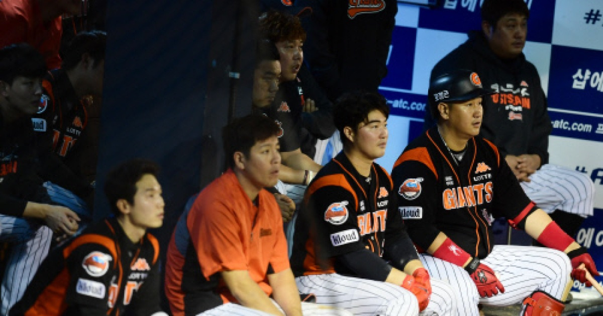 [SS포토] 패색 짙은 롯데 더그아웃 (준PO3)