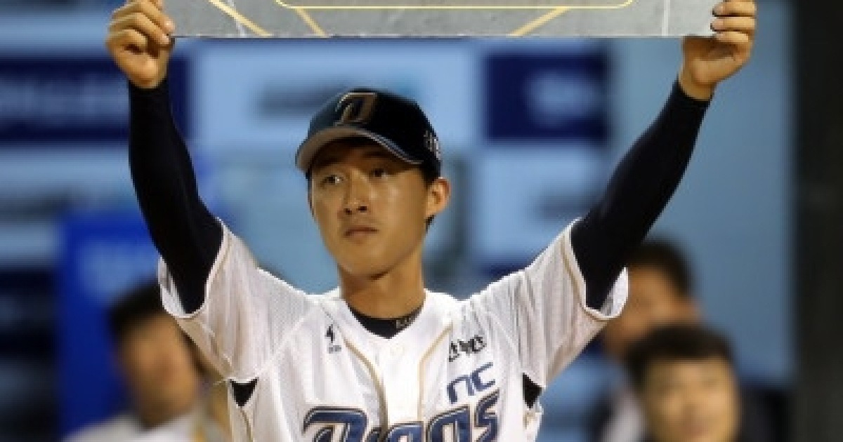 [준PO 3차전]'MVP' NC 노진혁 "아직도 믿기지 않아..좋은 결과 있어 다행"