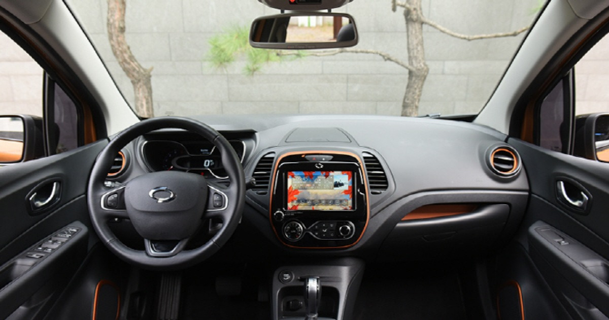 [포토] 깔끔한 구성과 T2C가 더해진 뉴 QM3의 실내 공간