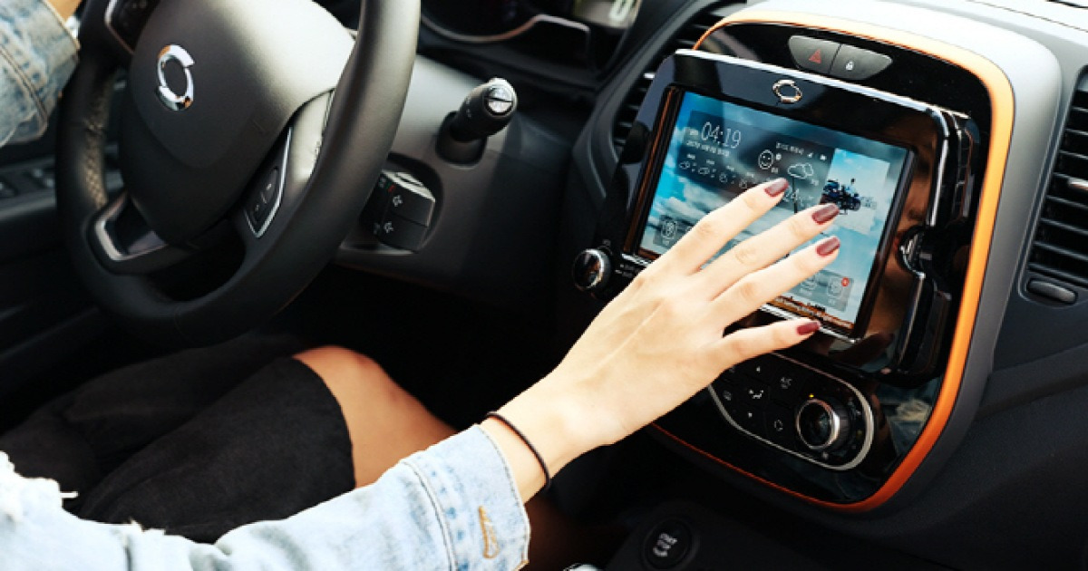 [포토] 르노삼성 뉴 QM3의 T2C를 조작하는 레이싱 모델 정주희