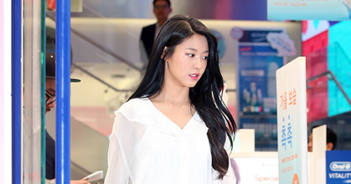 [bnt포토] 설현 '명동 시선 싹쓸이하는 입장'