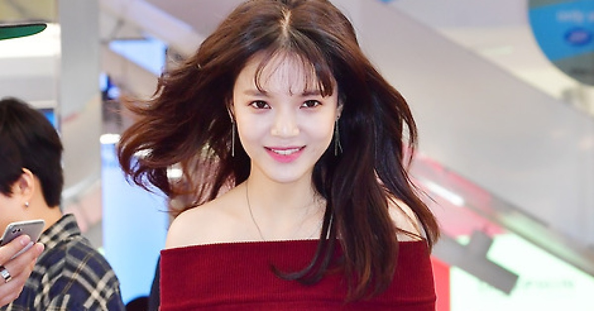 [포토엔HD] AOA 지민 '시선 사로잡는 초미니+오프숄더 패션'