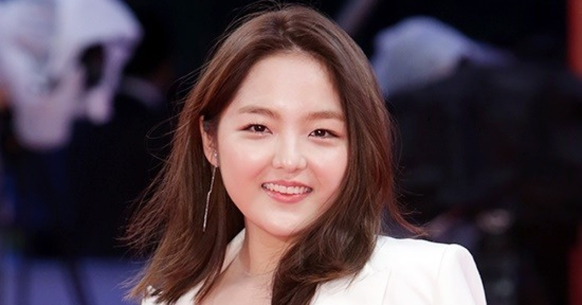 Teen actress Seo Shin-ae's revealing dress goes viral on social media