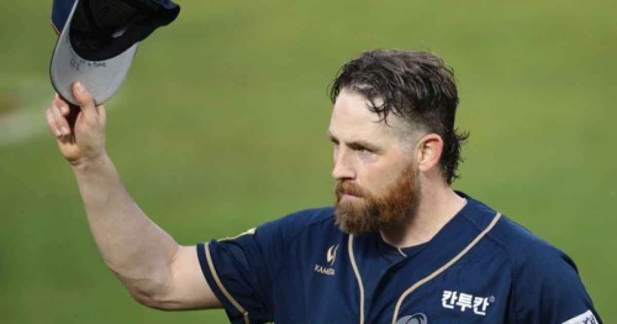 NC '울렸다 웃긴' 해커, 무실점 역투로 준PO MVP