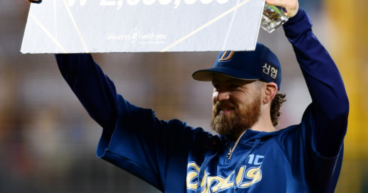 [SS포토] 해커, 준PO MVP 차지~