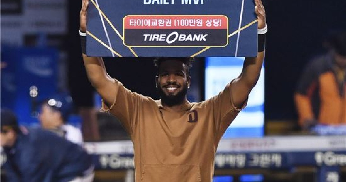 [ST포토] 스크럭스, PO1 MVP 선정