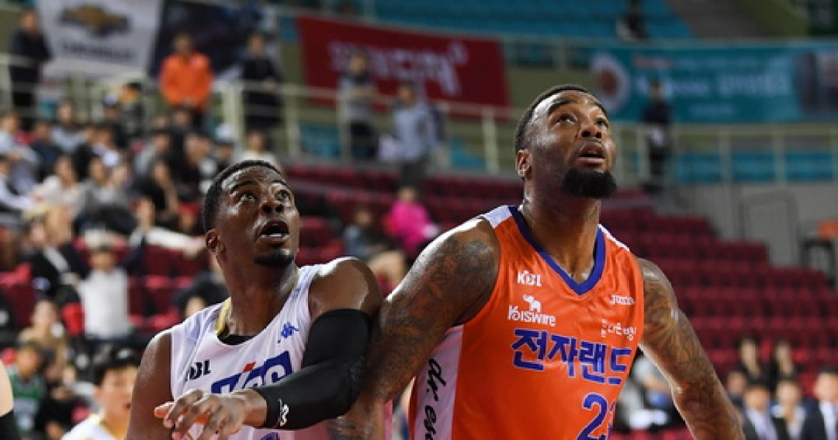 [BK Review] '로드 위에 몰트리' 전자랜드, KCC 꺾고 첫 승 신고!