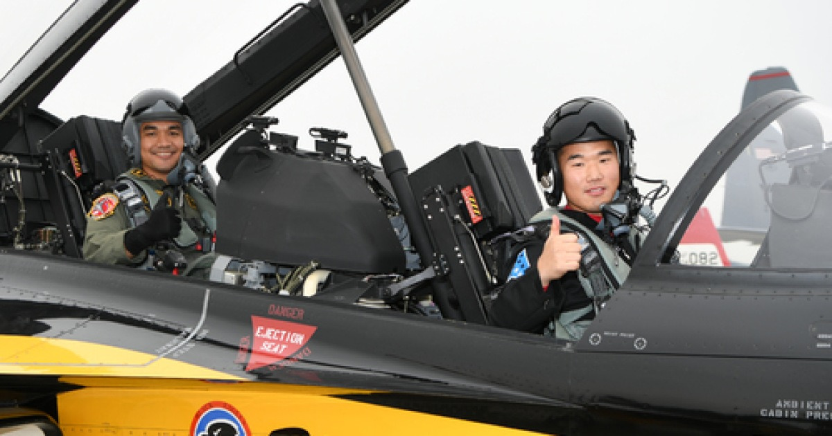 인도네시아 조종사, 블랙이글스 T-50B 탑승