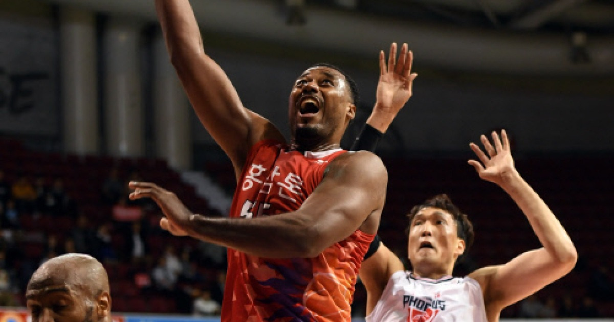 [SS포토]KGC 사이먼, '골밑은 내가 장악한다!'