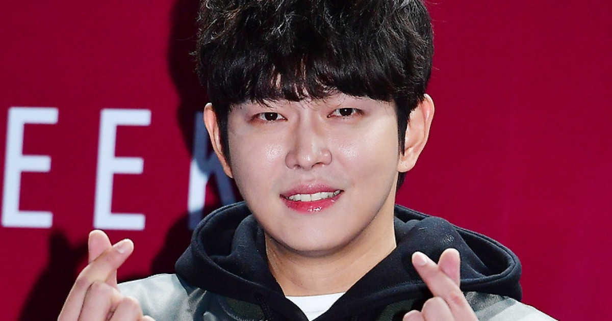 [포토엔HD] 윤균상 '키 187cm 키에 앙증맞은 하트포즈'