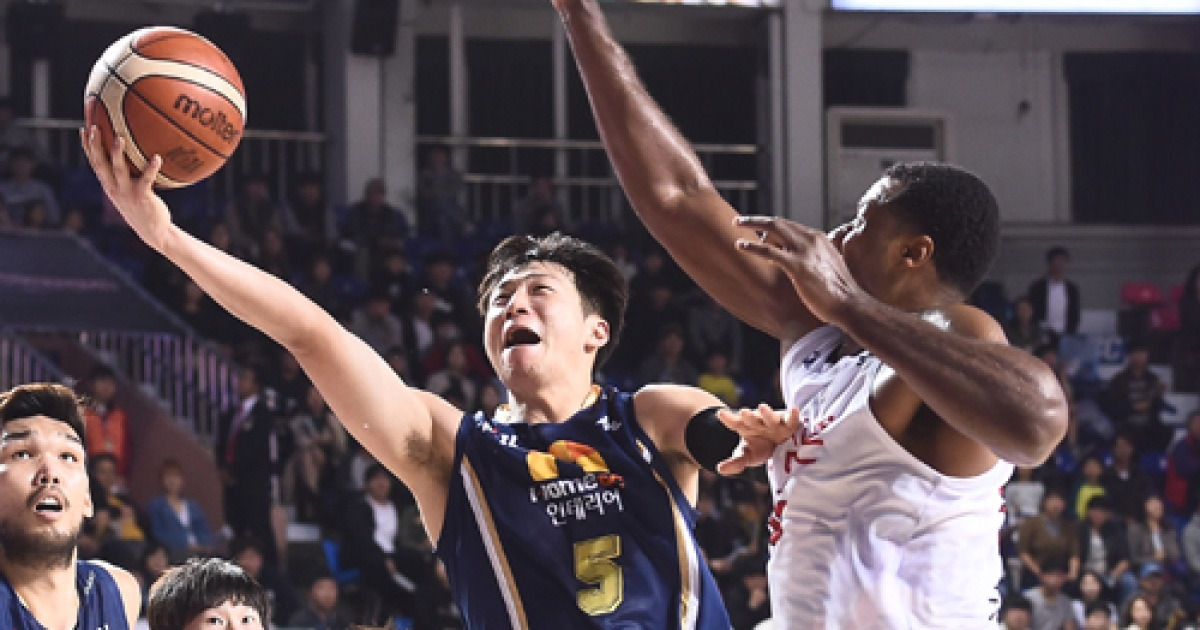 '이정현 27점' KCC, KGC에 후반 역전극..3연승 질주