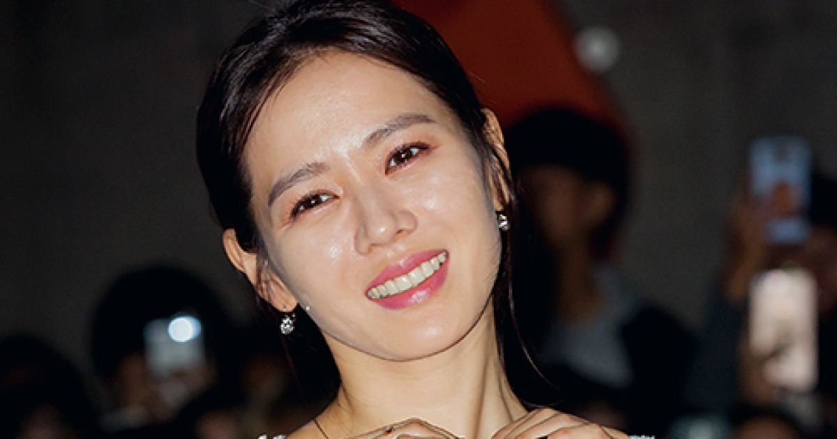 [bnt포토] 손예진 '양손하트도 품격 있게'(대종상)