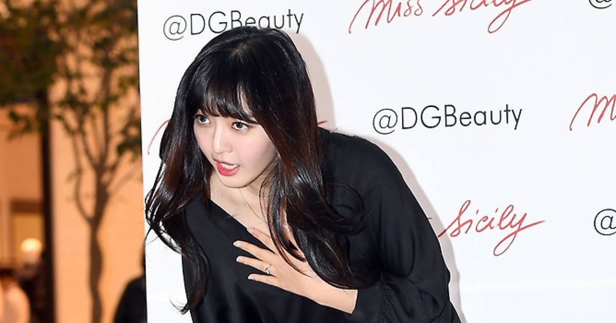 [포토엔HD] AOA 찬미 '의상 가리고 90도 인사 조심조심~'