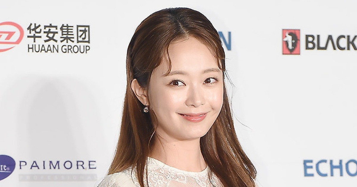 KS 3차전 시구에 배우 전소민..애국가 B1A4 산들