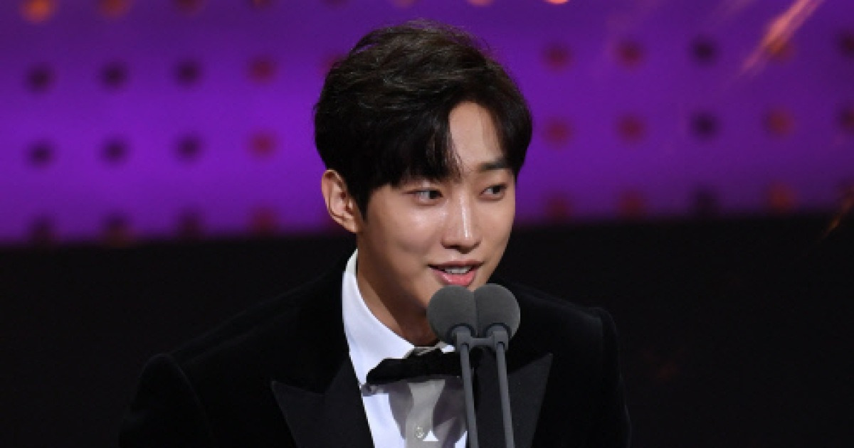 [SS포토]B1A4 진영, '송강호 선배님 축하드립니다!'