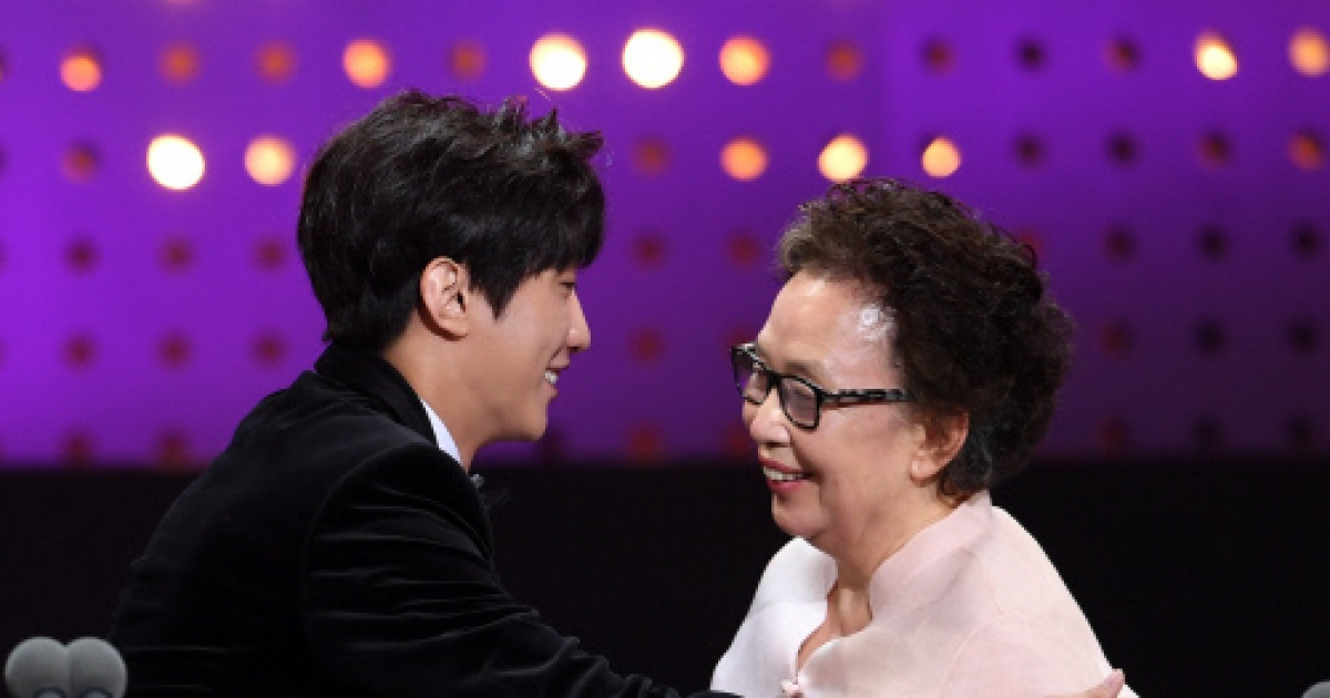 [SS포토]B1A4 진영, '나문희 선생님 축하드립니다!'