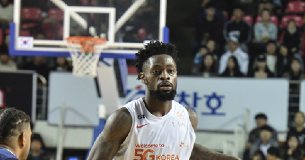 '화이트-헤인즈 50점 합작' SK, KCC 꺾고 개막 7연승 질주