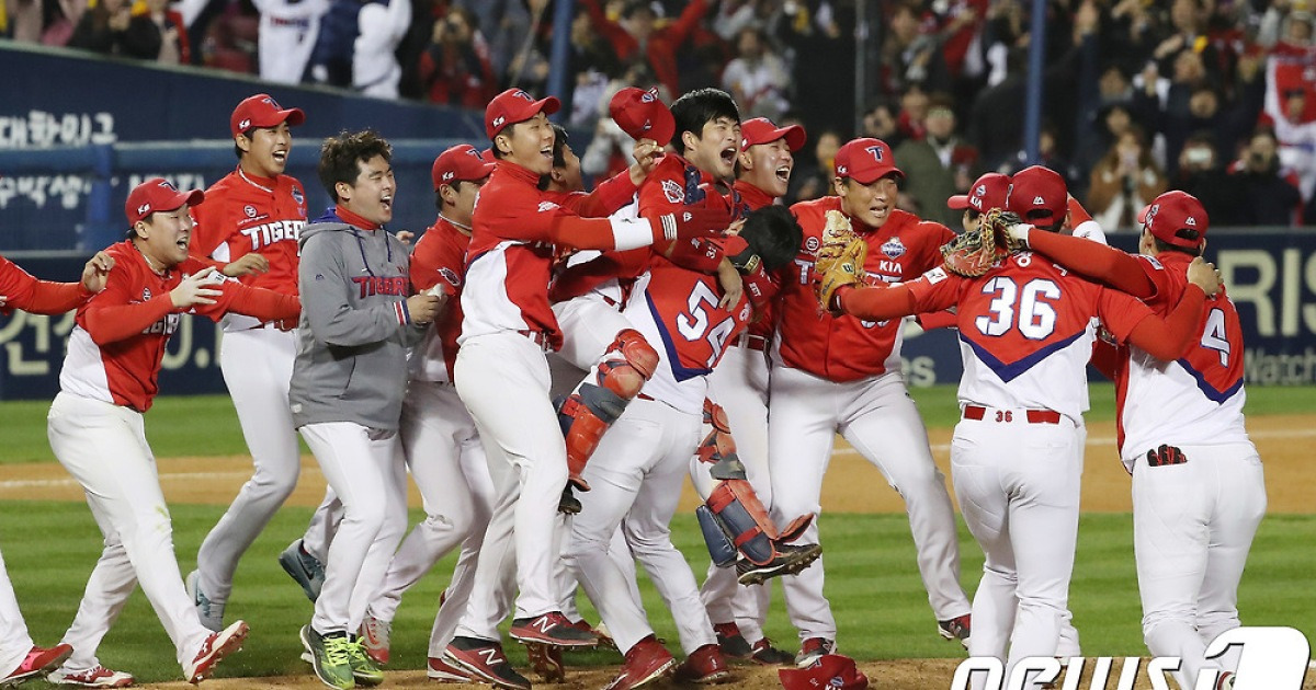 '이범호 만루포' KIA, 두산 꺾고 8년 만에 우승..'V11' 달성(종합)