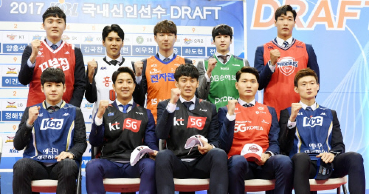 [SS포토] '2017 KBL 신인선수 드래프트', 영예의 1라운드 지명선수