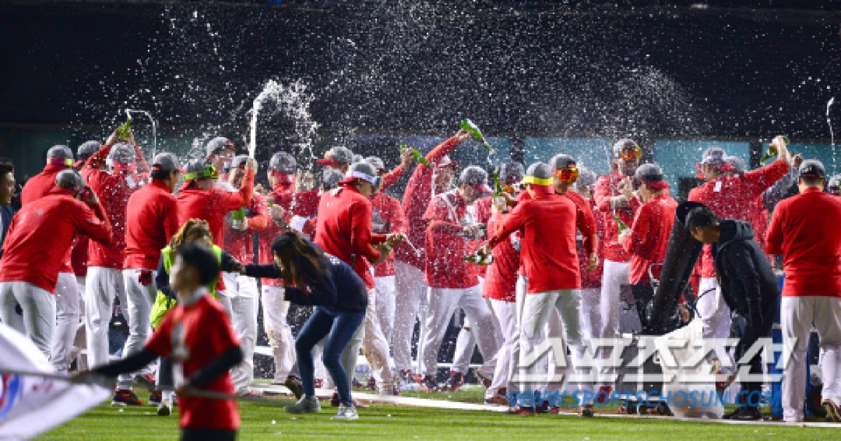 [포토] V11 달성한 KIA, '짜릿한 샴페인 파티'