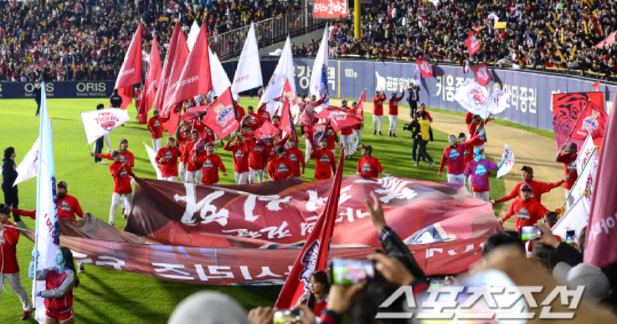 [포토] V11 KIA, '팬들과 함께 짜릿한 우승 파티'