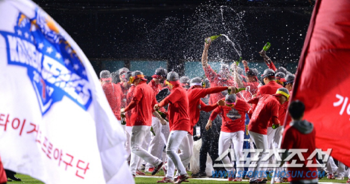 [포토] V11 KIA, '짜릿한 샴페인 우승 파티'