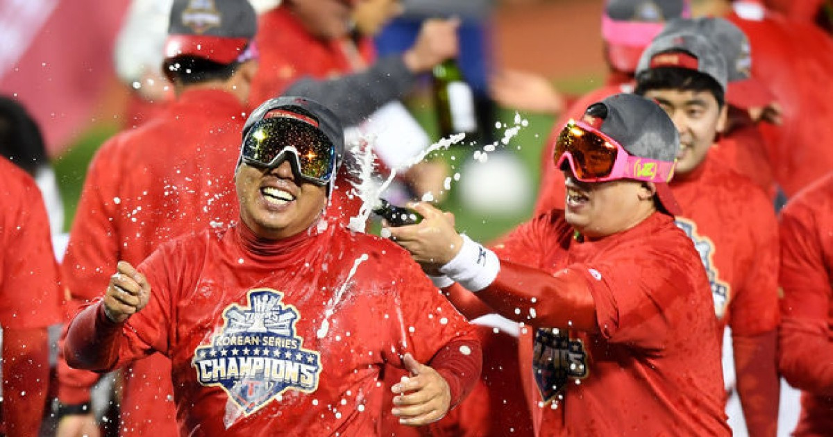 [KIA V11] '결정적 만루포' 이범호, 5차전 MVP 선정