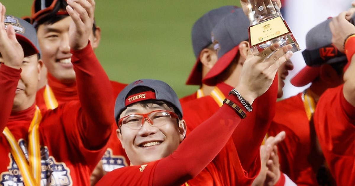 [V11 일문일답] 'MVP' 양현종, "20승, KS 세이브.. 꿈꾸는 것 같다"